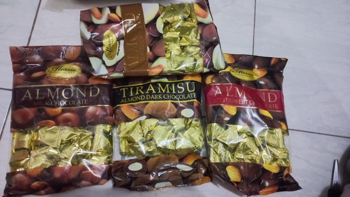 10.10 SALE Hush chocolate dark milk chocolate 32 gram 4 pcs - Shop ...